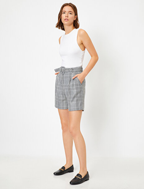 Koton Kadın Kemerli Kareli Cepli Şort Koton Kadın Kemerli Kareli Cepli Şort