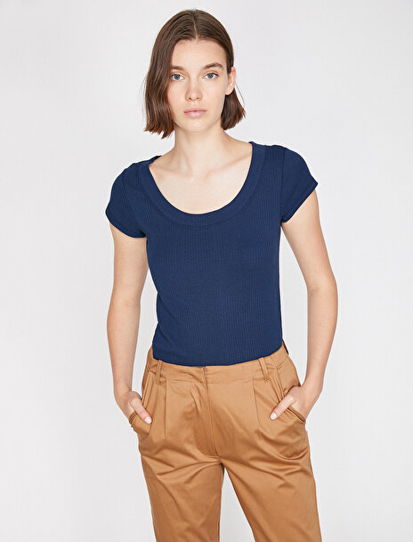 Koton Kadın Oyuk Yaka T-Shirt