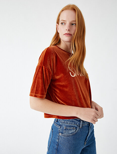 Koton Kadın Kısa Kollu Kadife Slogan Crop Tişört Koton Kadın Kısa Kollu Kadife Slogan Crop Tişört