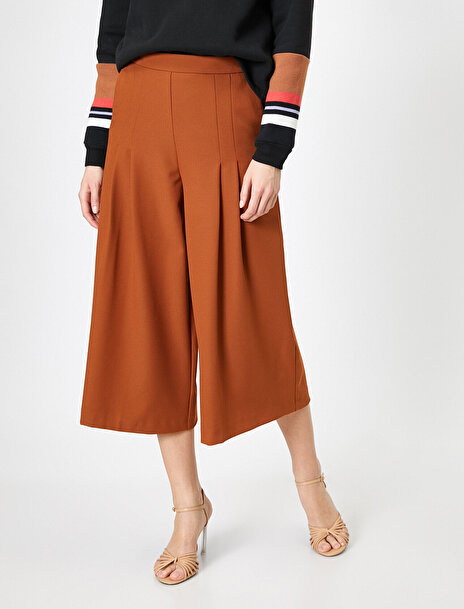 Koton Kadın Kısa Paça Pilili Dökümlü Pantolon