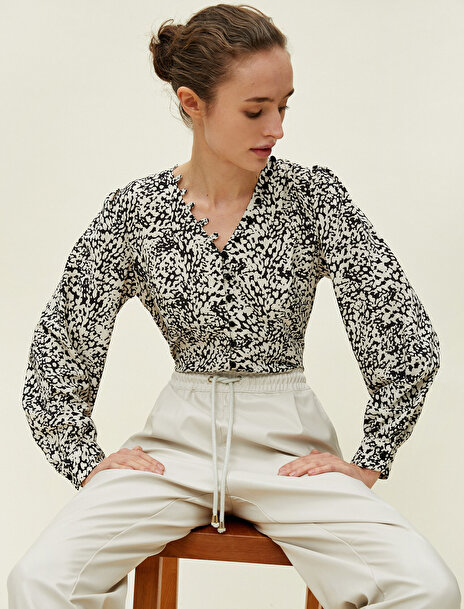 Koton Kadın Leopar Desenli Düğme Detaylı Bluz Koton Kadın Leopar Desenli Düğme Detaylı Bluz
