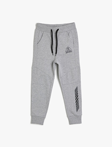 Koton Erkek Çocuk Paçası Şeritli Baskılı Pamuklu Beli Bağlamalı Cepli Jogger Eşofman Altı Koton Erkek Çocuk Paçası Şeritli Baskılı Pamuklu Beli Bağlamalı Cepli Jogger Eşofman Altı