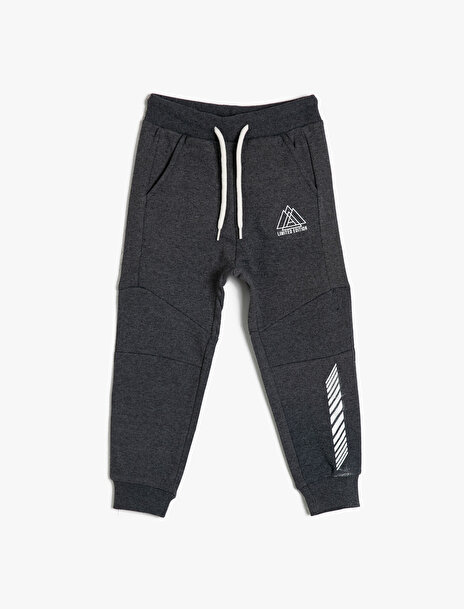 Koton Erkek Çocuk Paçası Şeritli Baskılı Pamuklu Beli Bağlamalı Cepli Jogger Eşofman Altı Koton Erkek Çocuk Paçası Şeritli Baskılı Pamuklu Beli Bağlamalı Cepli Jogger Eşofman Altı