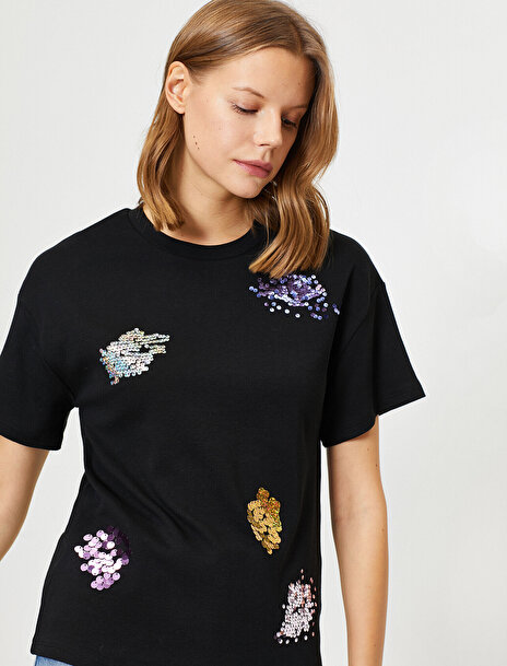 Koton Kadın Bisiklet Yaka Pul İşlemeli Kısa Kollu Tişört