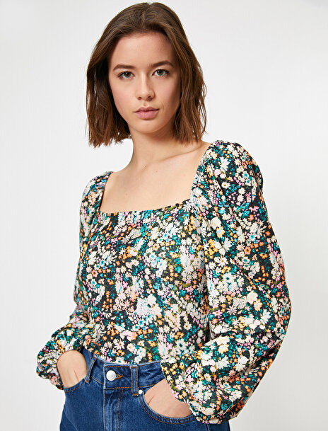 Koton Kadın Küçük Çiçek Desenli Kare Yaka Kol Ağzı Lastikli Tişört Koton Kadın Küçük Çiçek Desenli Kare Yaka Kol Ağzı Lastikli Tişört