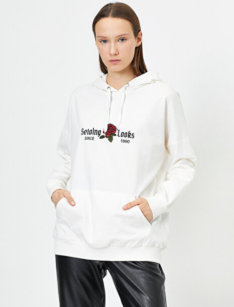 Koton Kadın Yazı Baskılı Çiçek Detaylı Kapüşonlu Sweatshirt Koton Kadın Yazı Baskılı Çiçek Detaylı Kapüşonlu Sweatshirt