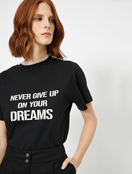 Koton Kadın Yaka Tül Detaylı Yazı Basklı Kısa Kollu Tişört Koton Kadın Yaka Tül Detaylı Yazı Basklı Kısa Kollu Tişört