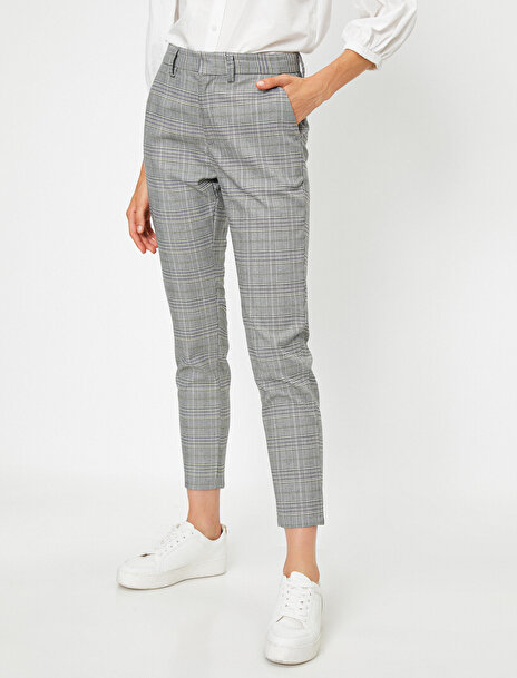 Koton Kadın Cepli Ekoseli Kısa Paça Pantolon