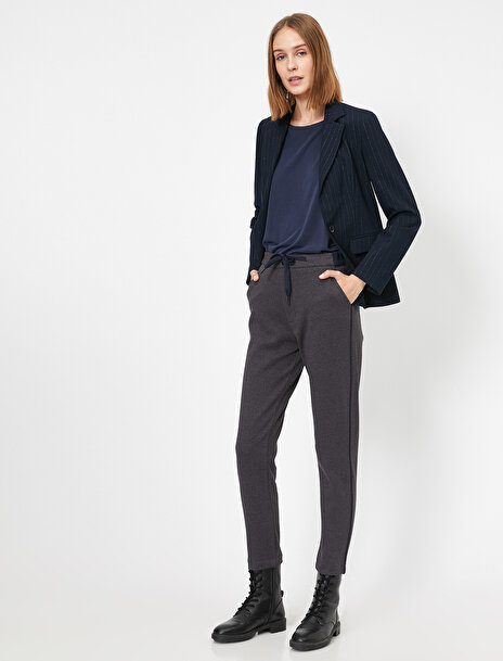 Koton Kadın Kumaş Özellikli Beli Bağlamalı Yan Şeritli Pantolon Koton Kadın Kumaş Özellikli Beli Bağlamalı Yan Şeritli Pantolon