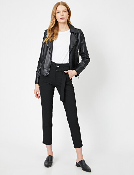 Koton Kadın Kemerli Düğme Detaylı Kısa Paça Pantolon Koton Kadın Kemerli Düğme Detaylı Kısa Paça Pantolon