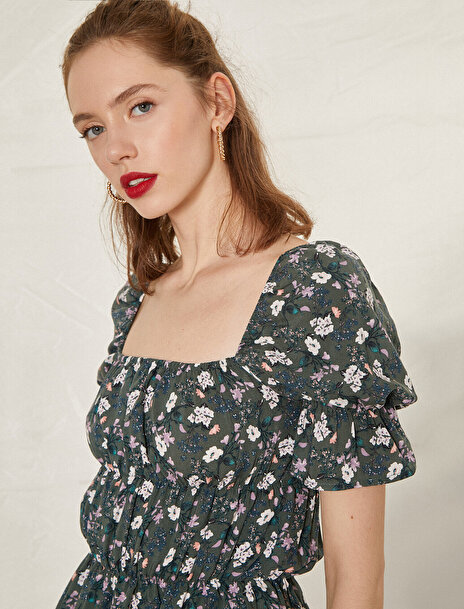 Koton Kadın Kare Yaka Kol Büzgü Detaylı Çiçek Desen Bluz Koton Kadın Kare Yaka Kol Büzgü Detaylı Çiçek Desen Bluz