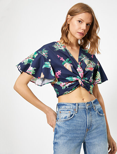 Koton Kadın Büyük Çiçek Baskılı Bağlamalı Kısa Bluz Koton Kadın Büyük Çiçek Baskılı Bağlamalı Kısa Bluz