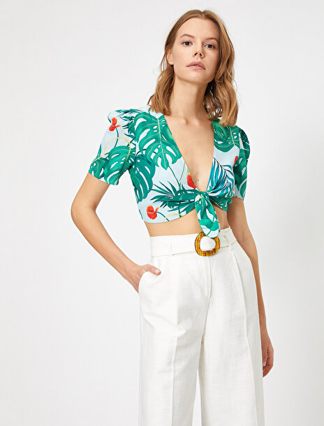 Koton Kadın V Yaka Bağlamalı Çiçek Desneli Kısa Bluz Koton Kadın V Yaka Bağlamalı Çiçek Desneli Kısa Bluz