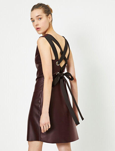 Koton Kadın Deri Görünümlü Kuş Gözü Detaylı Kolsuz Sırt Detaylı Mini Elbise