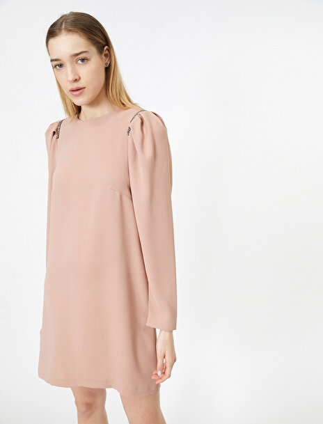 Koton Kadın Bisiklet Yaka Omuz Detaylı Düz Kesim Mini Elbise Koton Kadın Bisiklet Yaka Omuz Detaylı Düz Kesim Mini Elbise