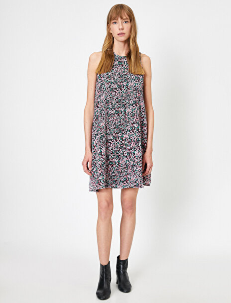 Koton Kadın Bisiklet Yaka Çiçek Desenli Kolsuz Mini Elbise Koton Kadın Bisiklet Yaka Çiçek Desenli Kolsuz Mini Elbise