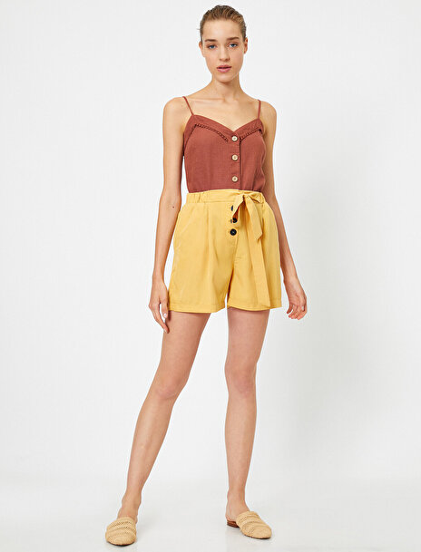 Koton Kadın Kemerli Pileli Düğmeli Şort