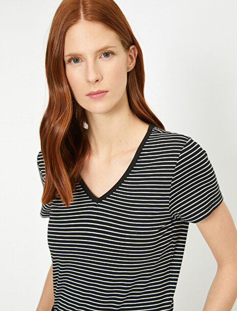 Koton Kadın Standart Kesim V Yaka Çizgili Tişört