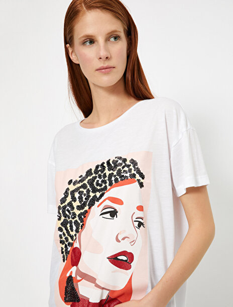 Koton Kadın Payet Detaylı Önü Baskılı Bisiklet Yaka Tişört