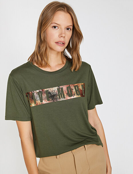 Koton Kadın Slogan Varak Baskılı Geniş Kalıp Bisiklet Yaka Tişört Koton Kadın Slogan Varak Baskılı Geniş Kalıp Bisiklet Yaka Tişört