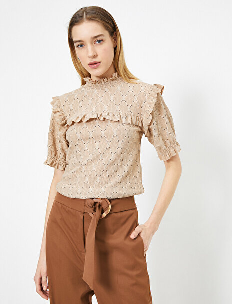 Koton Kadın Yakası ve Omuzları Fırfır Detaylı Tişört Koton Kadın Yakası ve Omuzları Fırfır Detaylı Tişört