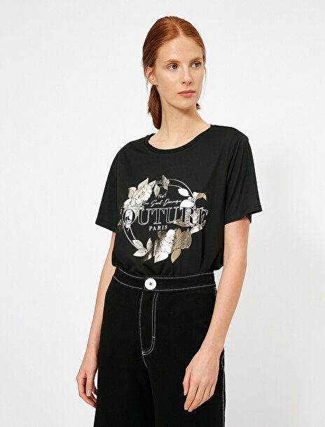 Koton Kadın Çiçek Desenli Varaklı Standart Kalıp Bisiklet Yaka Tişört