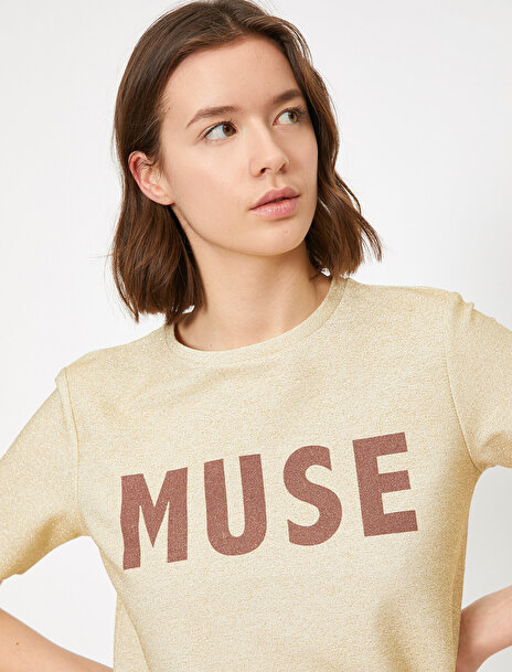 Koton Kadın Parlak Kumaş Slogan Detaylı Standart Kalıp Bisiklet Yaka Tişört