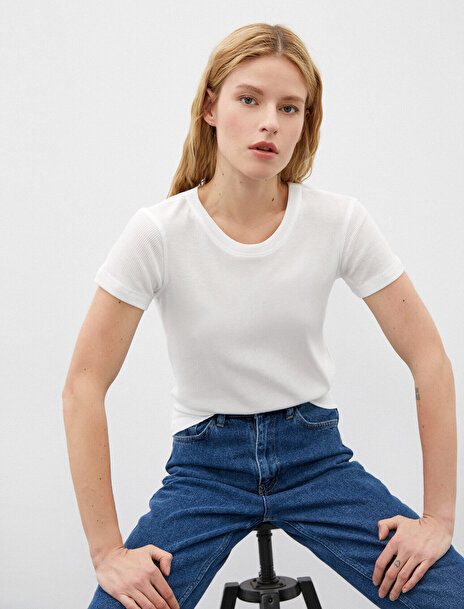 Koton Kadın Bisiklet Yaka Dar Kesim Tişört