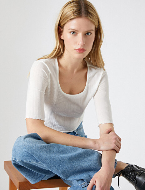 Koton Kadın Oyuk Yaka Kısa Kollu Fırfır Detaylı Tişört