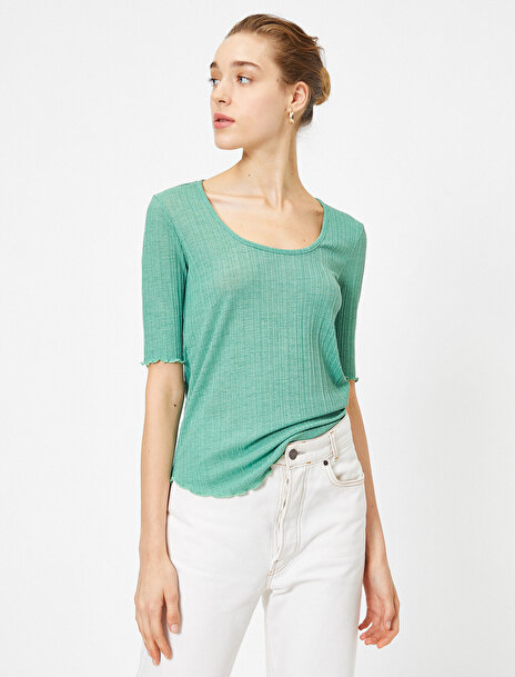 Koton Kadın Oyuk Yaka Kısa Kollu Fırfır Detaylı Tişört