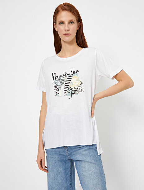 Koton Kadın Floral Desenli Yazı Baskılı Yırtmaç Detaylı Tişört