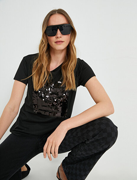 Koton Kadın Pul Payet Detaylı Bisiklet Yaka Tişört