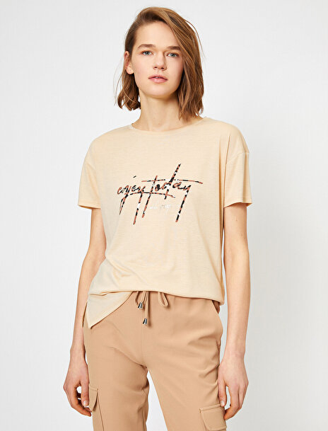 Koton Kadın Slogan Baskılı Bisiklete Yaka Tişört Koton Kadın Slogan Baskılı Bisiklete Yaka Tişört