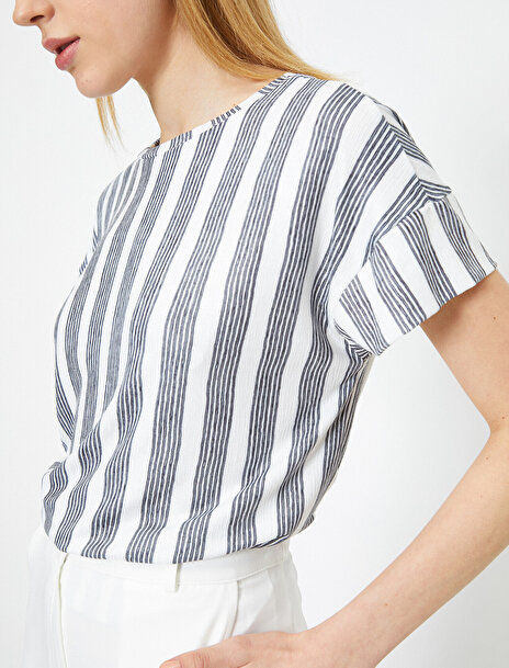 Koton Kadın Bisiklet Yaka Çizgili Rahat Kesim Tişört