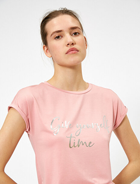 Koton Kadın Yazı Baskılı Kol Detaylı Tişört