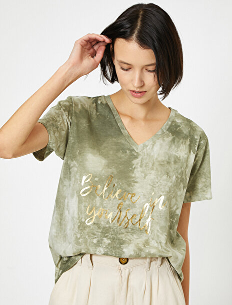 Koton Kadın Batik Görünümlü Slogan Detaylı Geniş Kalıp Bisiklet Yaka Tişört