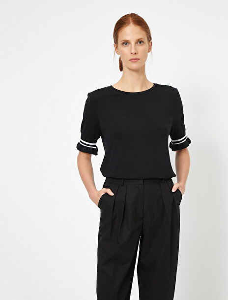 Koton Kadın Kolu Lastik Detaylı Bisiklet Yaka Tişört