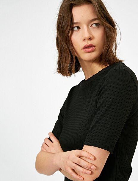 Koton Kadın Bisiklet Yaka Dar Kesim Tişört