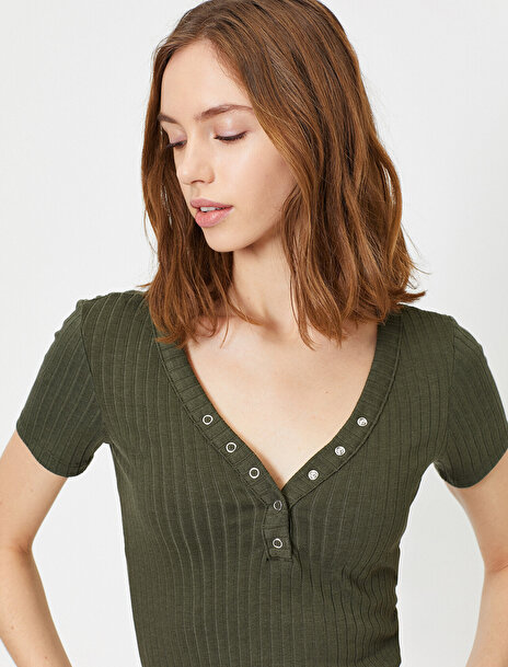 Koton Kadın Çıtçıt Detaylı V Yaka Tişört