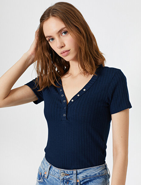 Koton Kadın Çıtçıt Detaylı V Yaka Tişört