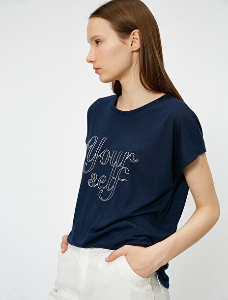 Koton Kadın Yazı Nakışlı Kısa Kollu Tişört