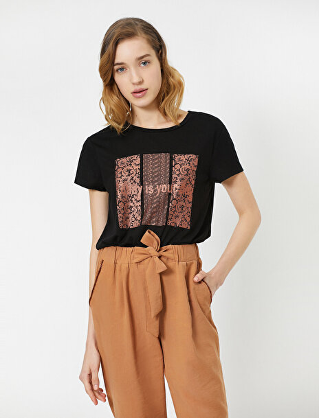 Koton Kadın Yazı Baskılı Şal Desenli Tişört