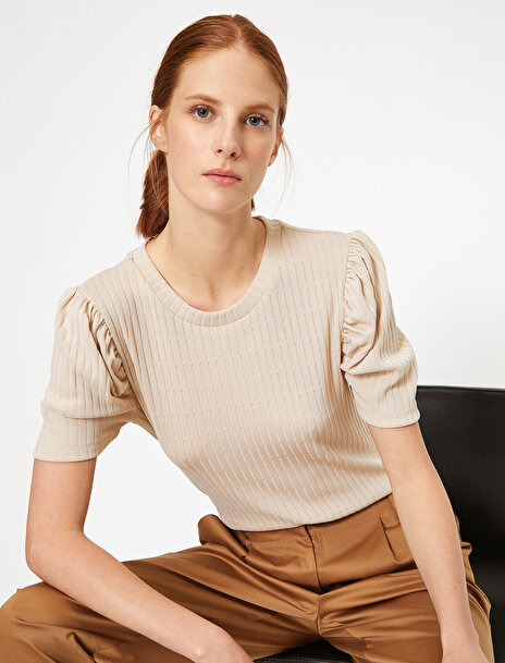 Koton Kadın Büzgü Detaylı Balon Kol Bisiklet Yaka Tişört