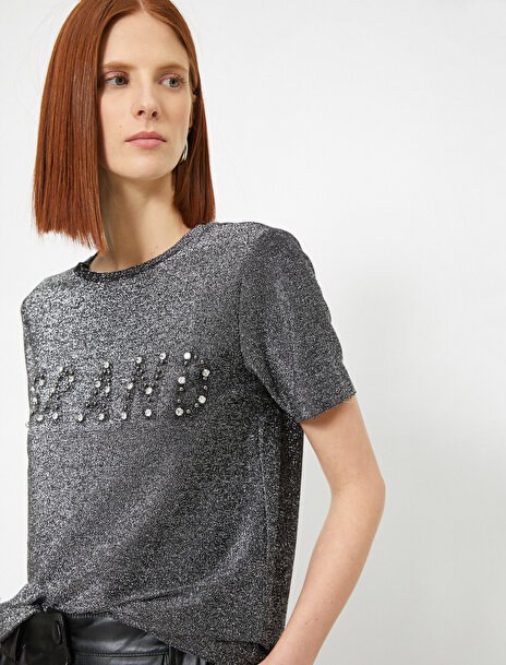 Koton Kadın İnci Detaylı Bisiklet Yaka Parlak Kumaş Tişört