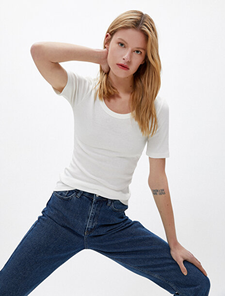 Koton Kadın Oyuk Yaka Kısa Kollu Tişört