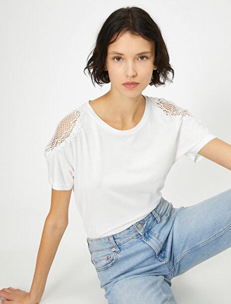 Koton Kadın Dantel Detaylı Standart Kalıp Bisiklet Yaka Tişört