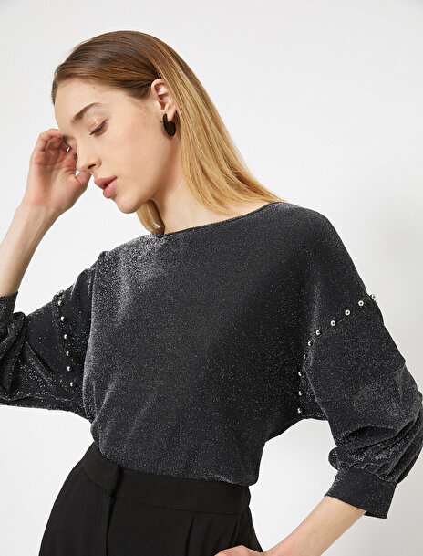 Koton Kadın Bisiklet Yaka Kolları Boncuk Detaylı Parlak Kumaşlı Tişört Koton Kadın Bisiklet Yaka Kolları Boncuk Detaylı Parlak Kumaşlı Tişört