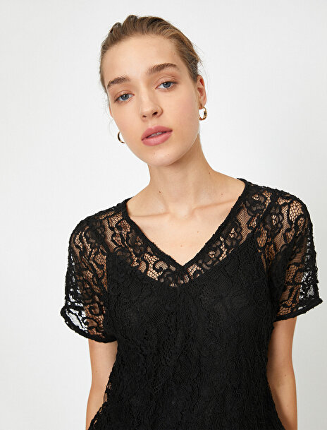 Koton Kadın V Yaka Dantel Detaylı Kısa Kollu Tişört