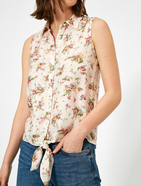 Koton Kadın Çiçek Desenli Düğmeli Önden Bağlamalı Atlet Koton Kadın Çiçek Desenli Düğmeli Önden Bağlamalı Atlet