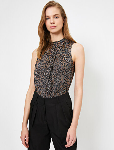 Koton Kadın Metalik Leopar Desenli Dik Yaka Büzgü Detaylı Kolsuz Top Koton Kadın Metalik Leopar Desenli Dik Yaka Büzgü Detaylı Kolsuz Top